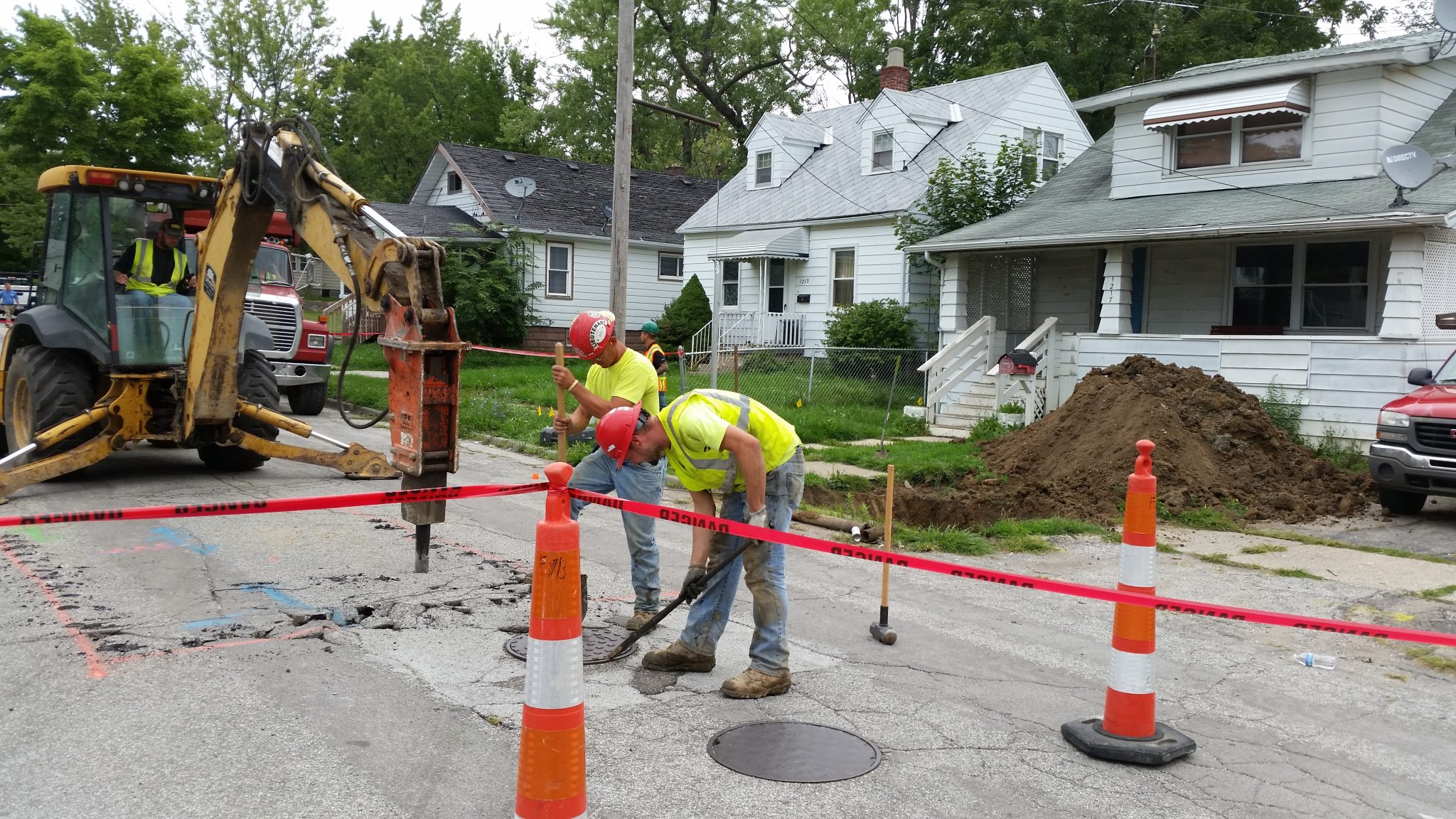 Crews Resume Work to Replace Lead-Tainted Pipes at Homes in Flint ...
