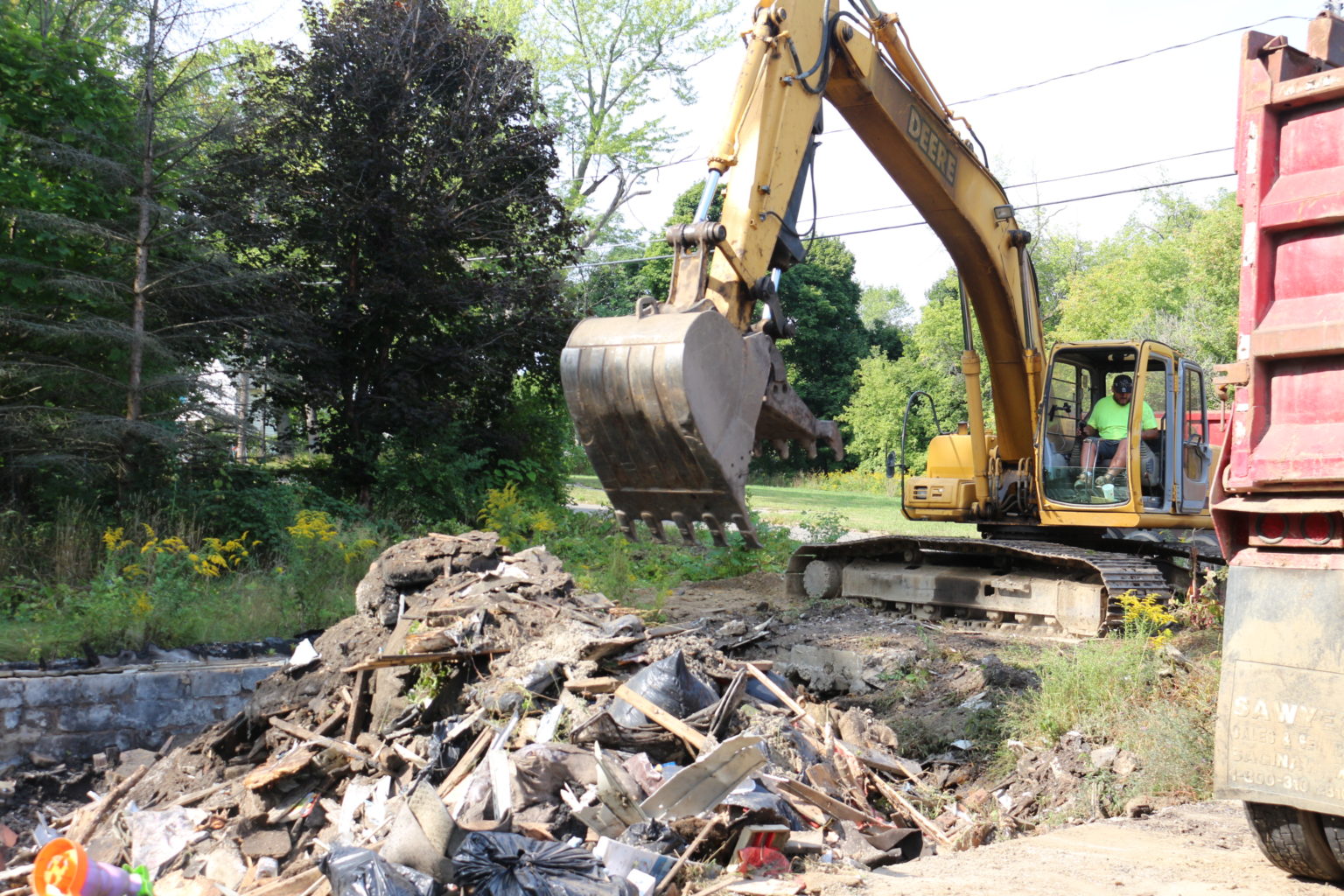 City of Flint demos blighted structure targeted for illegal dumping ...